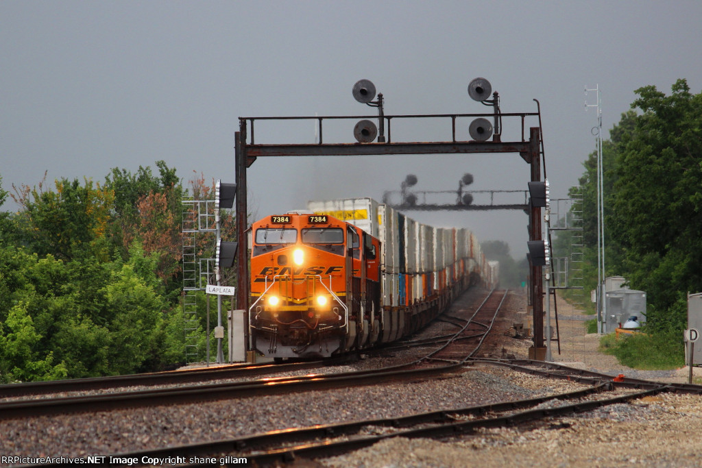 BNSF 7384 heads a wb past the old atsf signals.